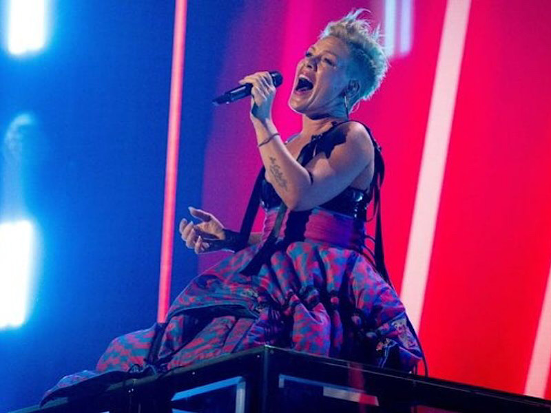 Isimanga umlandeli ejikijela umlotha esiteji | Scrolla Izindaba