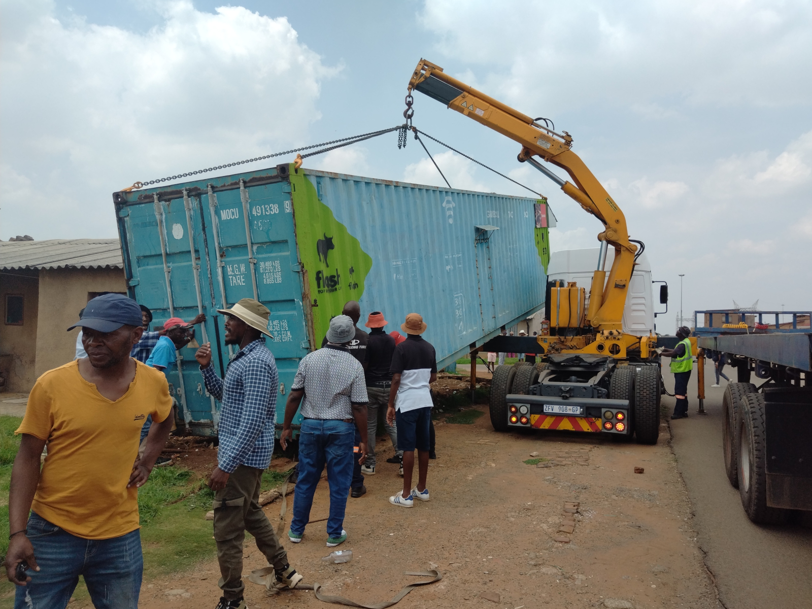 Ulaka izakhamizi zishaqa amakhonteyina ayizitolo zabaphuma ngaphandle ...