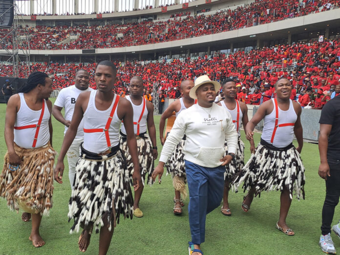 Umfowabo weGcokama uchitha eyokuphazanyiswa kwalo emcimbini we-EFF ...