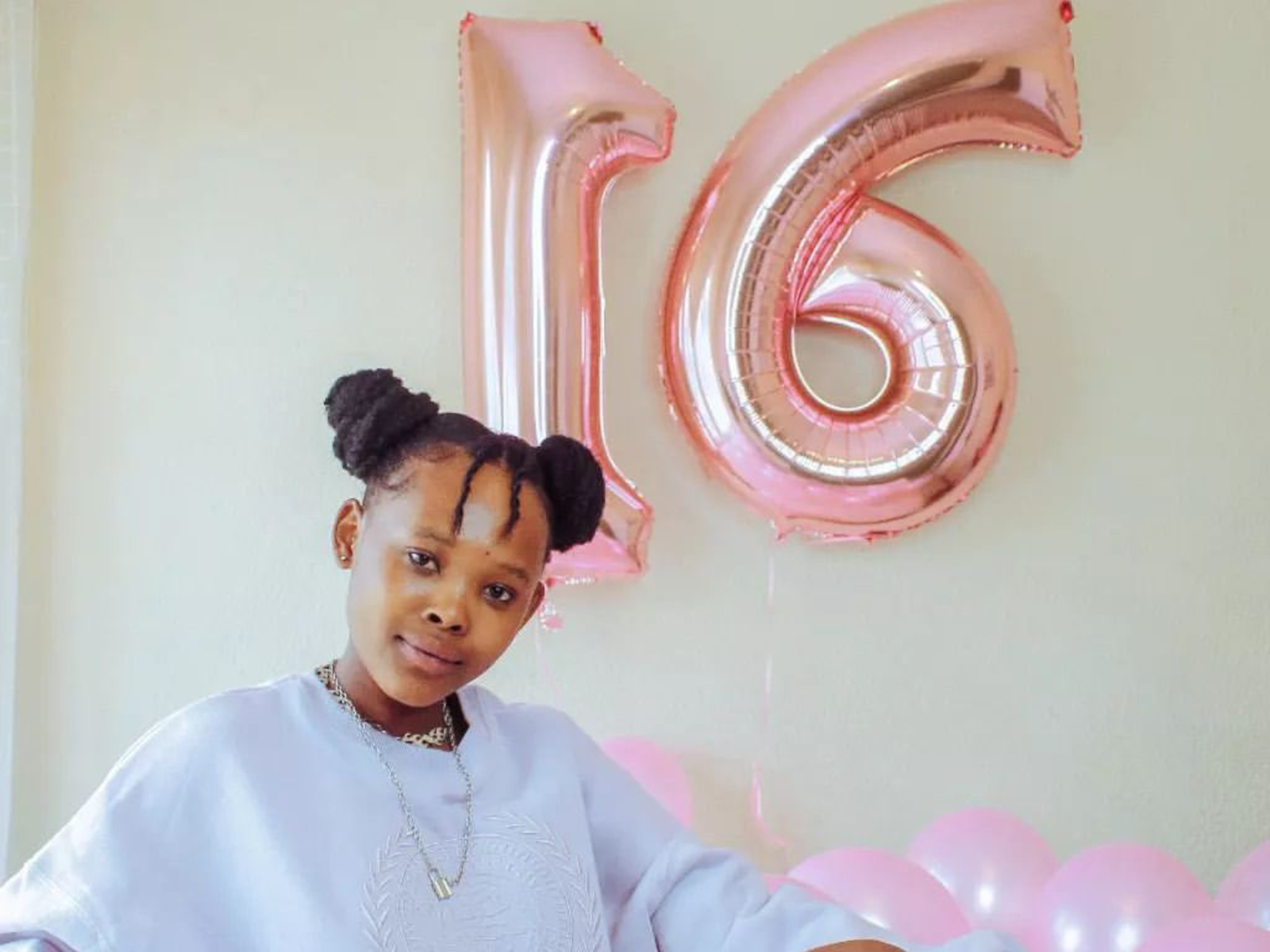 Intombazane (17) igubha owesine isebudlelwaneni nomfundisi (40 ...