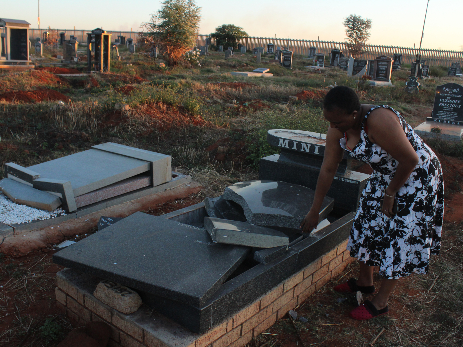 Izigebengu zicekele phansi inqwaba yamatshe amathuna | Scrolla Izindaba