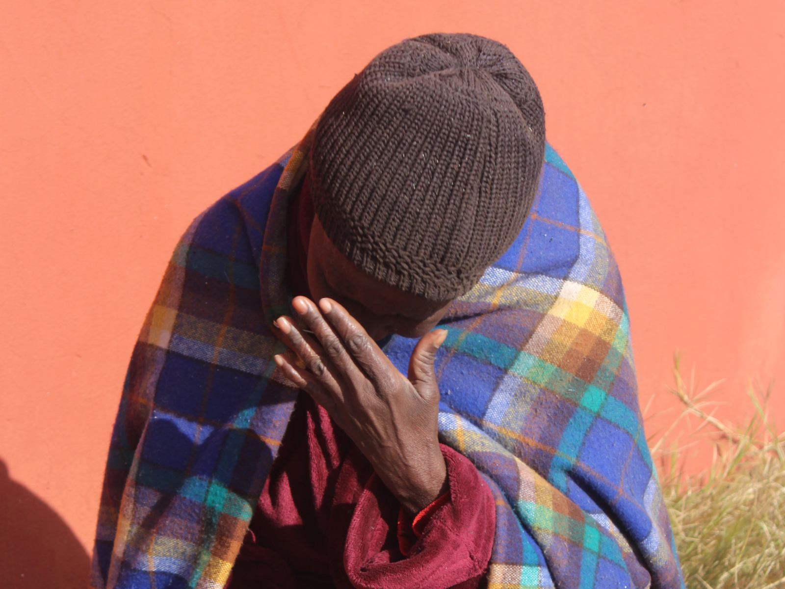 Sishe sangqongqa isalukazi ebesithandazela ukubuya kwendodana | Scrolla ...