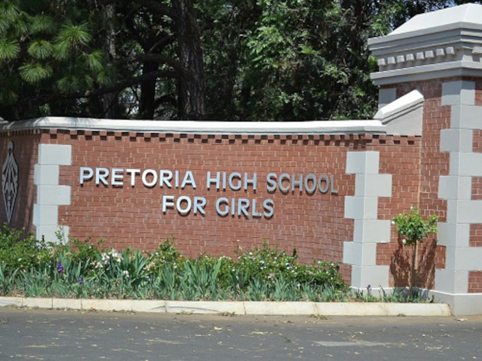 Isikole simisa abafundi abamhlophe ngenxa yezinsolo zokucwasa abamnyama ...