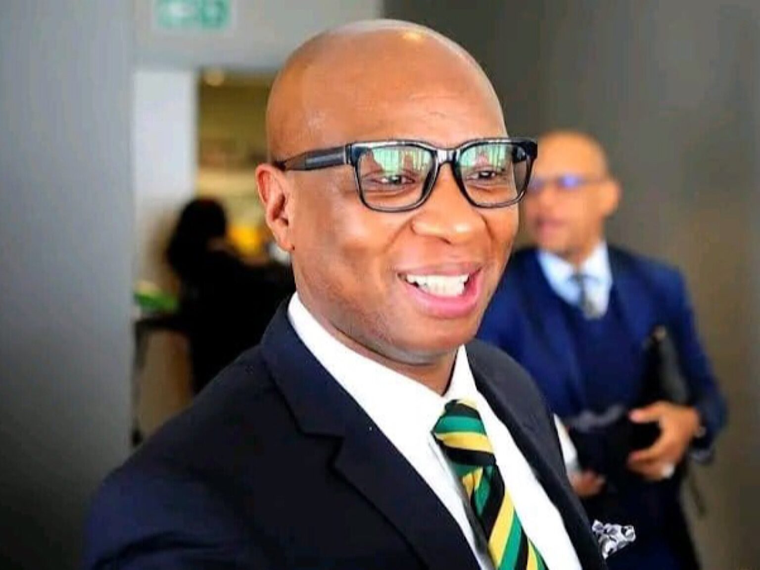 UZizi Kodwa usesulile ePhalamende | Scrolla Izindaba