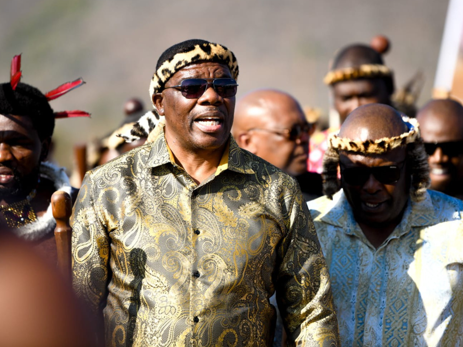 UNgqongqoshe ukhwele wadilika kwababiza uMntwana uSimakade ngeSilo ...