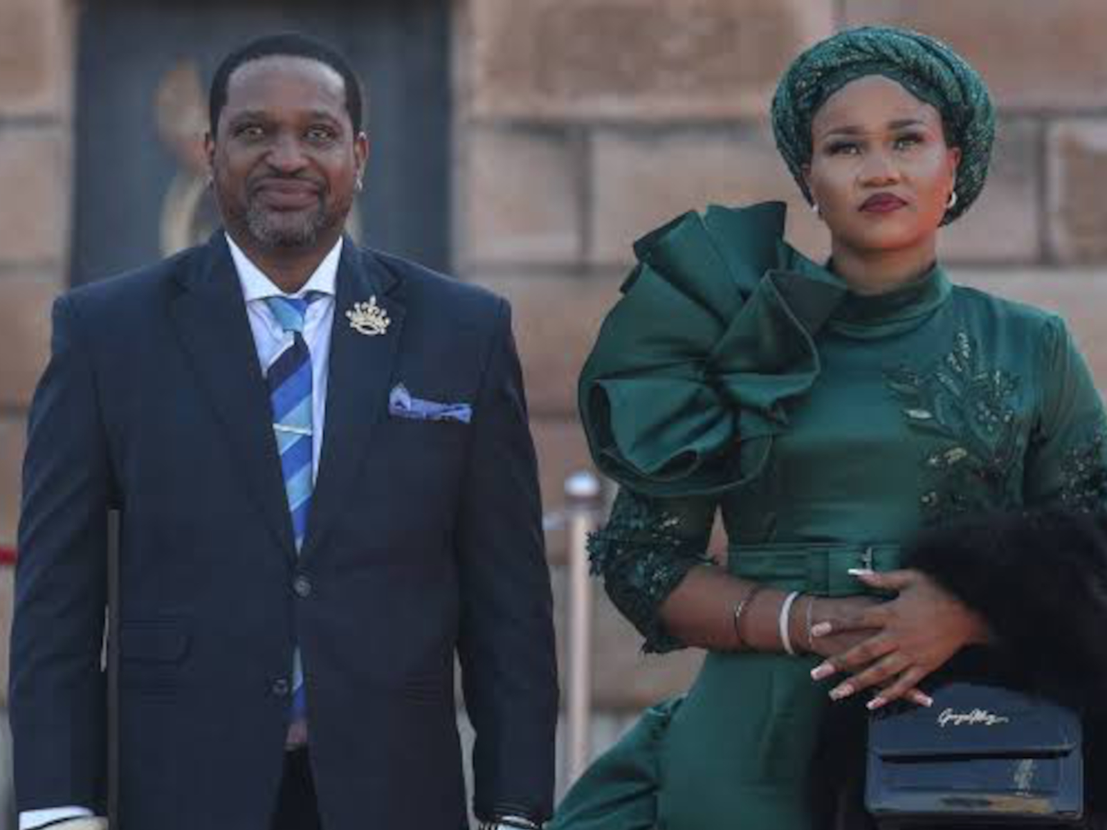 Isilo uMisuzulu kaZwelithini sesilubekile usuku lomshado waso wokuqala ...