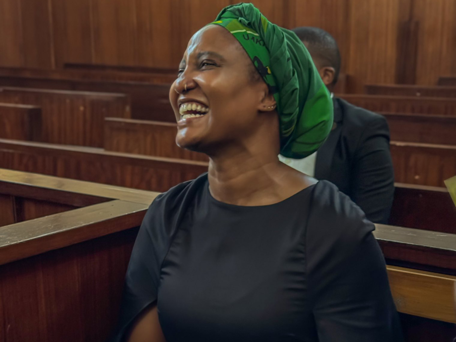 Indodakazi kaZuma idedelwe ngesixwayiso ecaleni lezibhelu ...