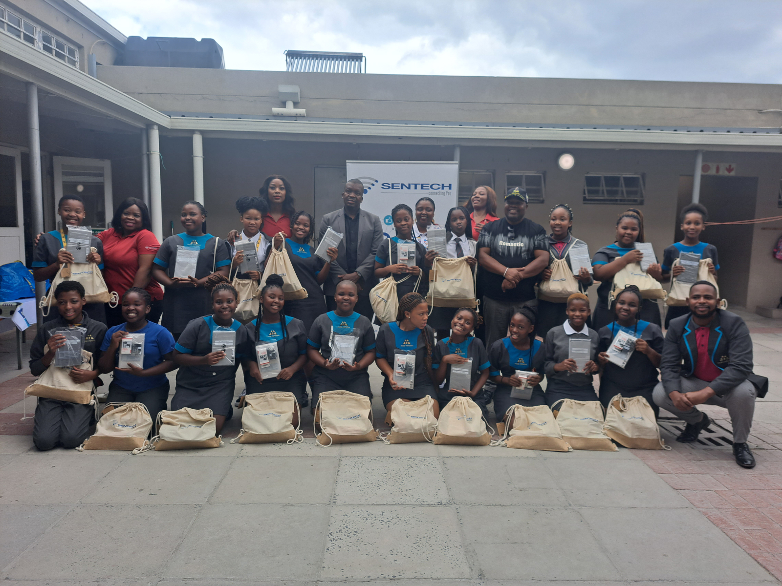 Isikole samantombazane saseKapa sinikelelwe ngama-khompuyutha aphathwa ...