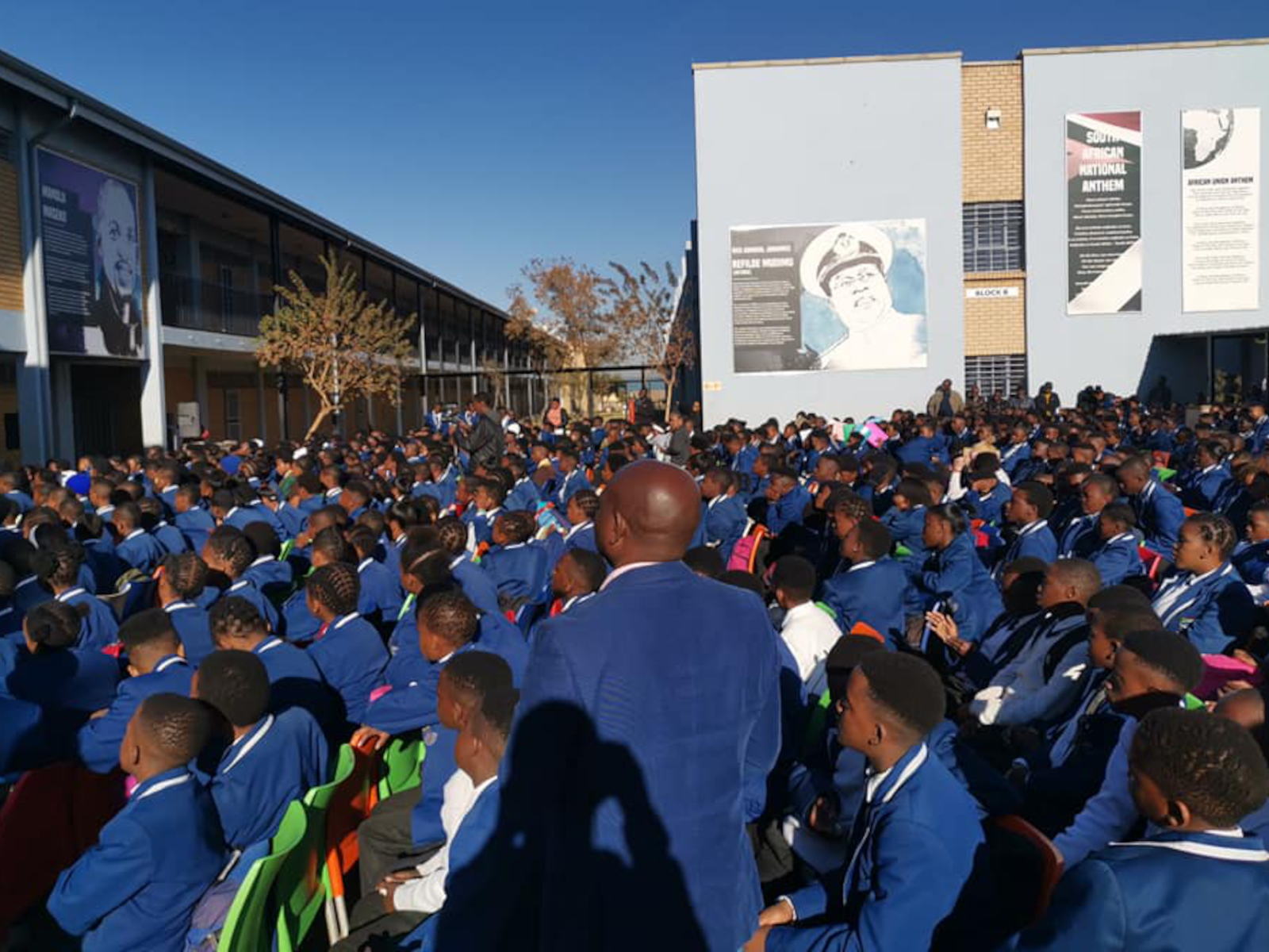 Abazali bathi isikole sifuna intshontsho ukuze kuthathwe abafundi ...