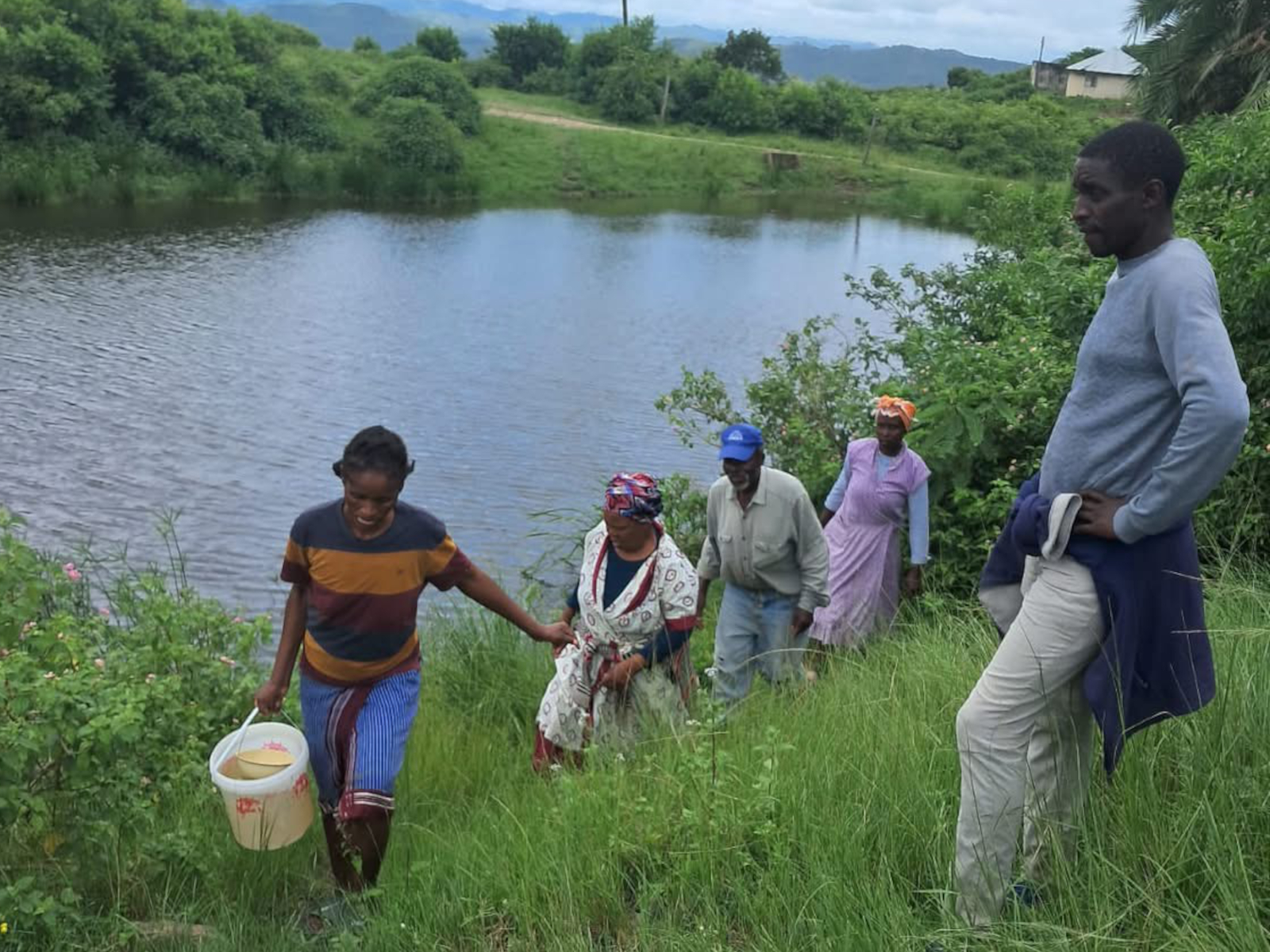 Abantu basemakhaya basaphuza amanzi angcolile edamini | Scrolla Izindaba