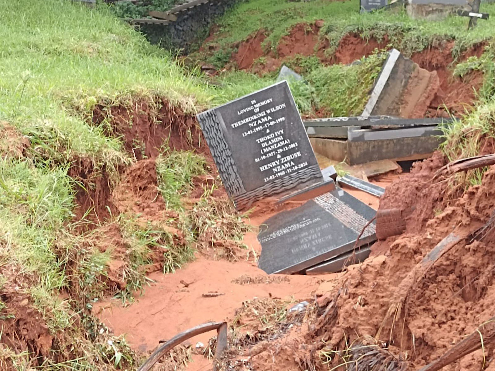 Ezifingqiwe zaseKZN: Kucekeleke phansi amathuna nezimoto kuna imvula ...