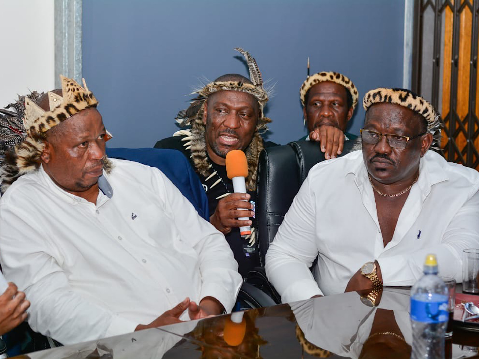 Zisenkingeni izinduna ezisolwa ngetulo lokuzama ukusoconga iNkosi ngoba ...