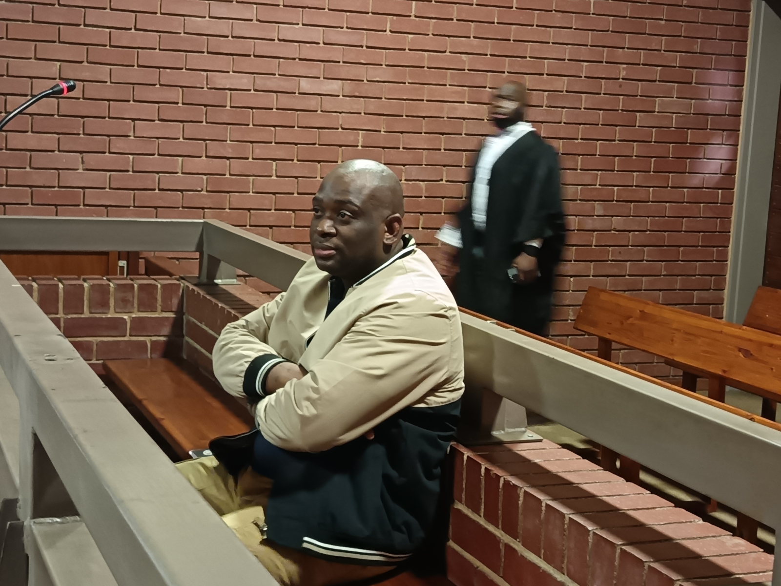 Umdlwenguli waseThembisa ubecathamela amantombazane asemancane ...