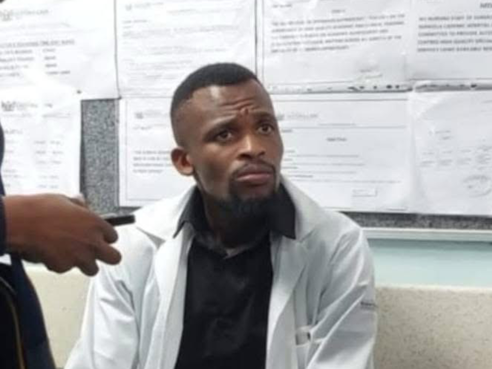 Kubanjwe owesilisa ongenazo iziqu ezama ukuzenza udokotela | Scrolla ...