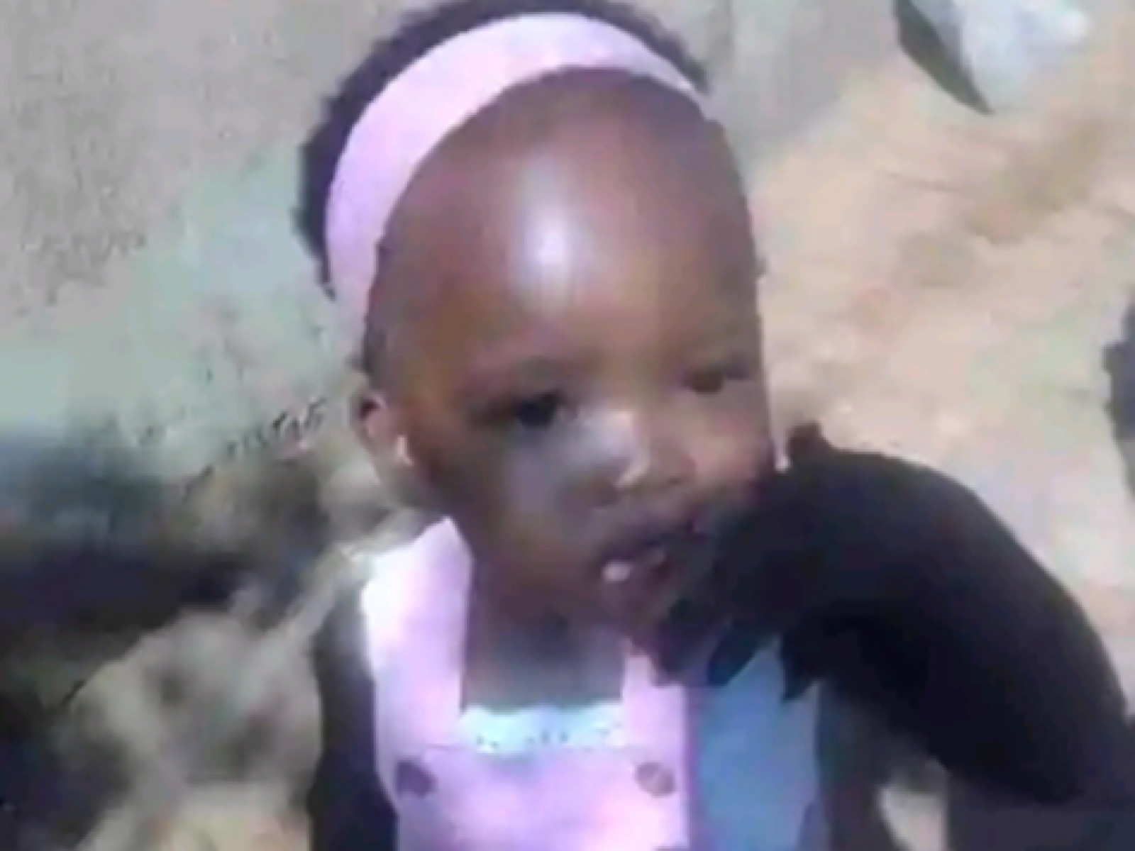 Umona nentukuthelo uqhube owesifazane ukuba abulale ingane encane ...