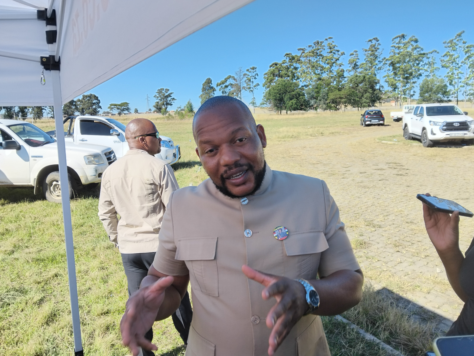 AmaNdiya asola iMeya yaseMajuba ngokuchema nabamnyama enkingeni yamanzi ...