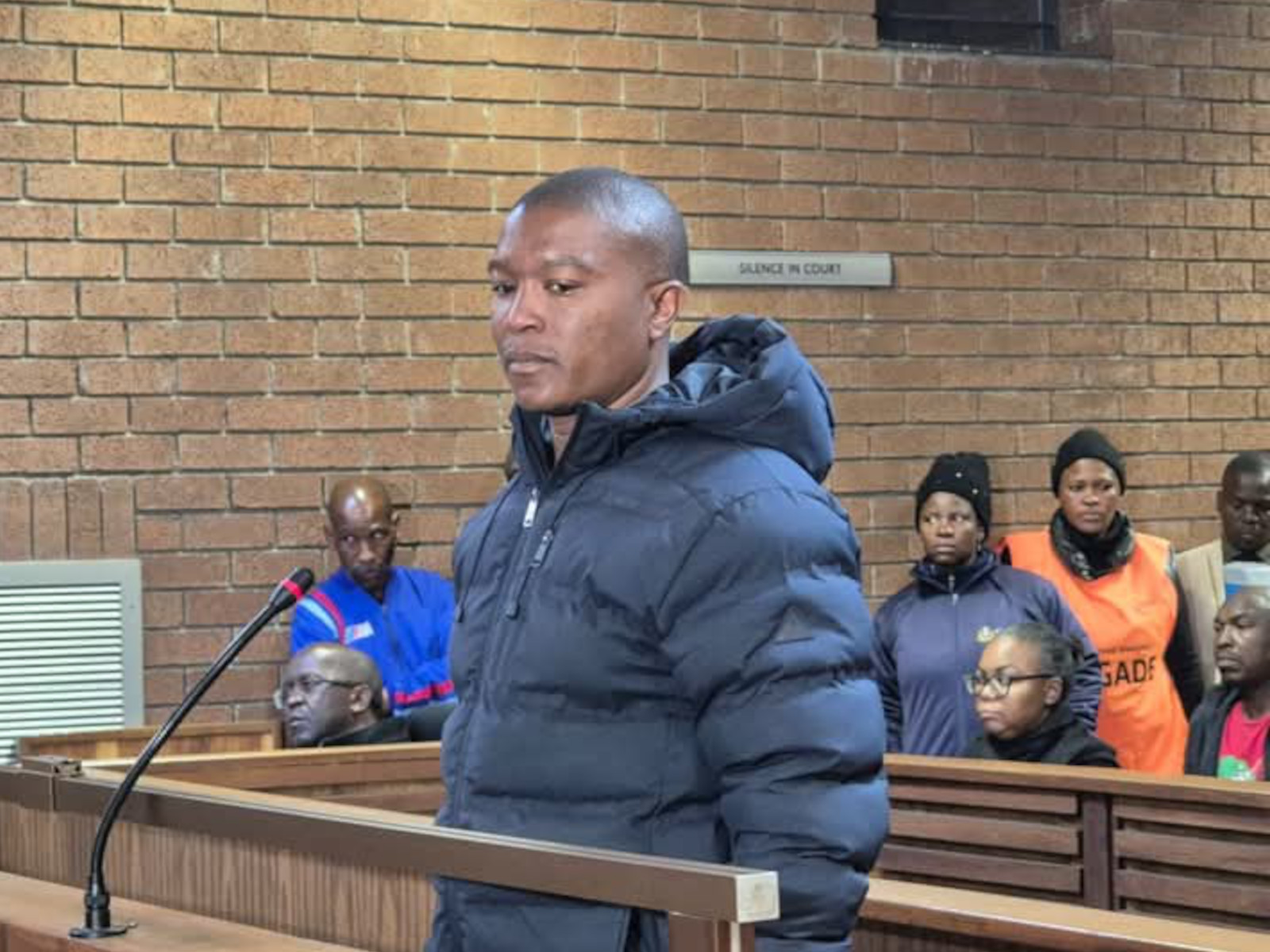 Umbulali okhishwe ngoshwele unqume intombazane yesikole ezinyangeni ...