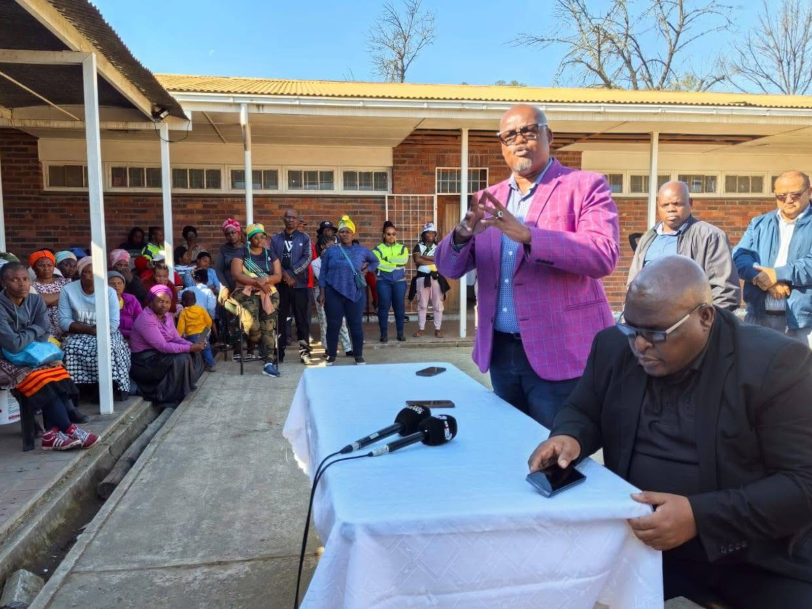 Abakhwabanisi bantshontshela abantu abaswele ukudla nezingubo zokulala ...