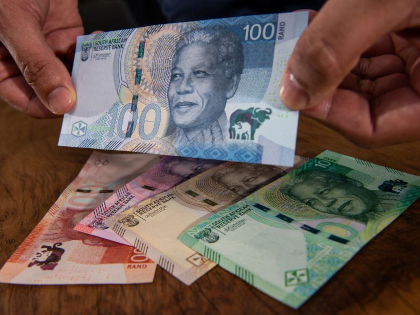 Uhulumeni angase asebenzise imali encane kunaleyo abeyihlelile ...